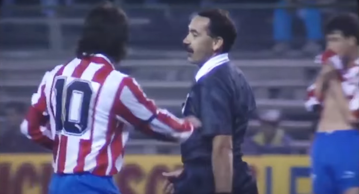 La historia del único árbitro que llevó micro en el fútbol español ...